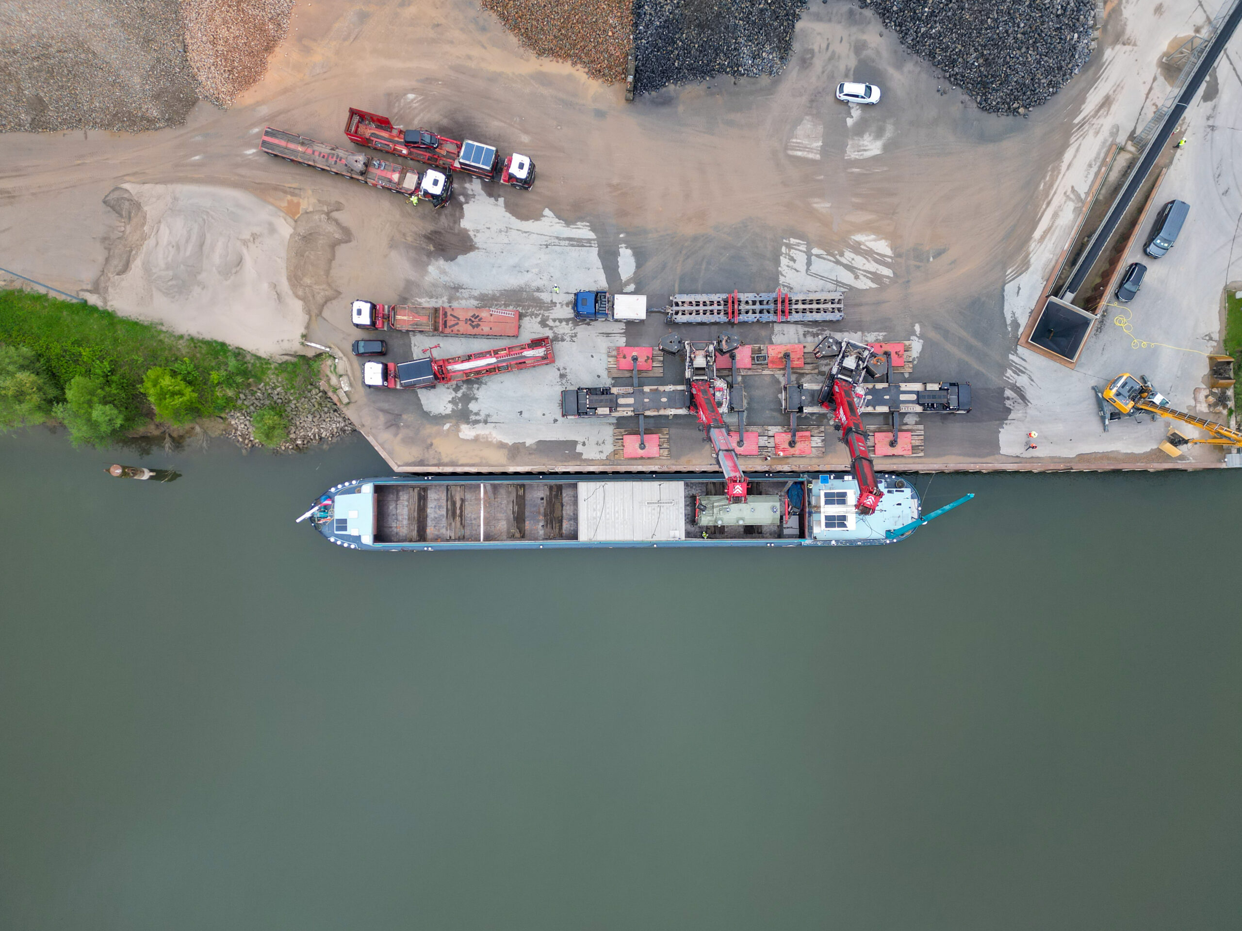 Bijzonder transport op onze kade in Dodewaard - De Beijer